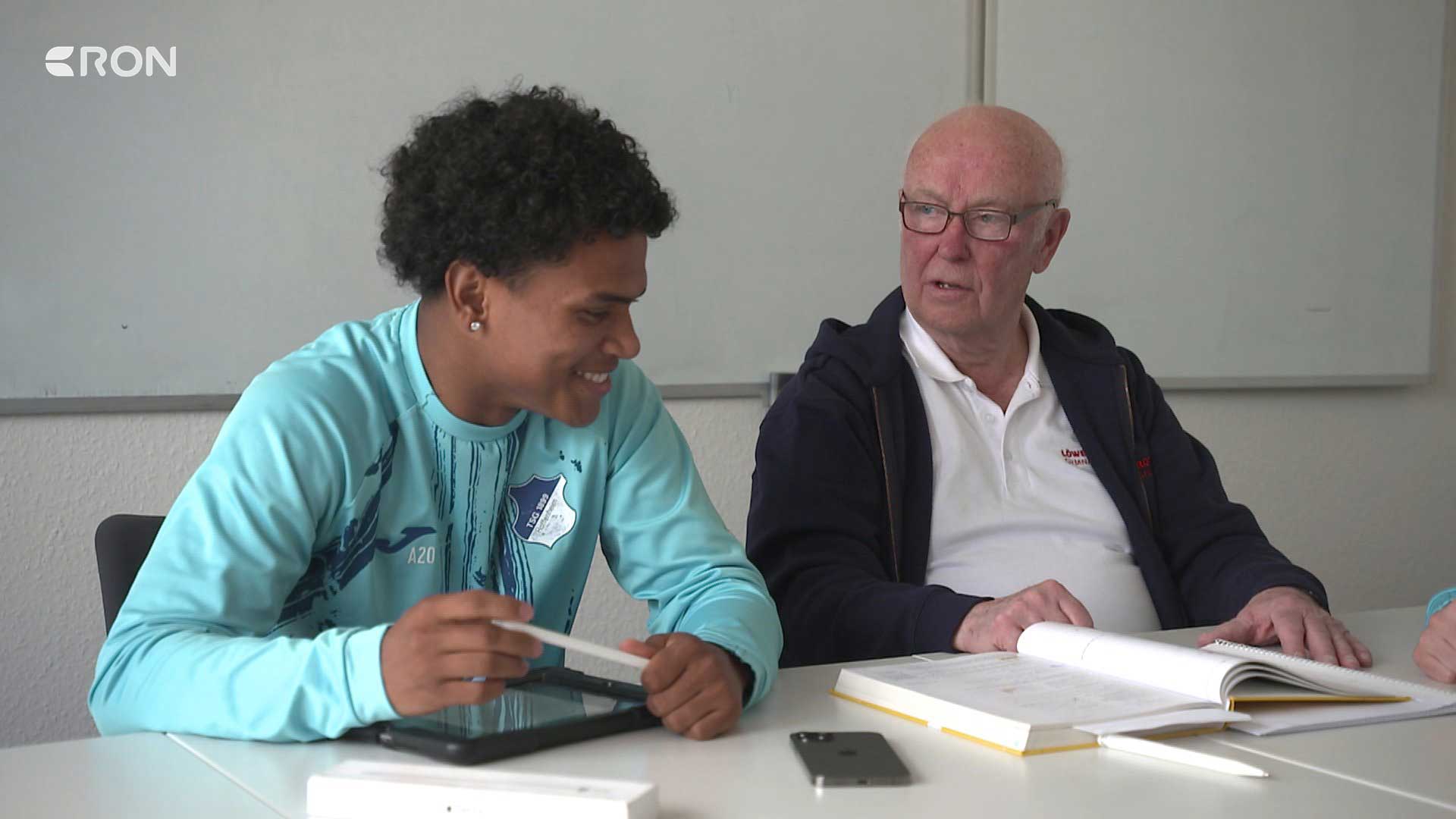 81-jähriger Lehrer unterrichtet Hoffenheim Nachwuchs - RON TV